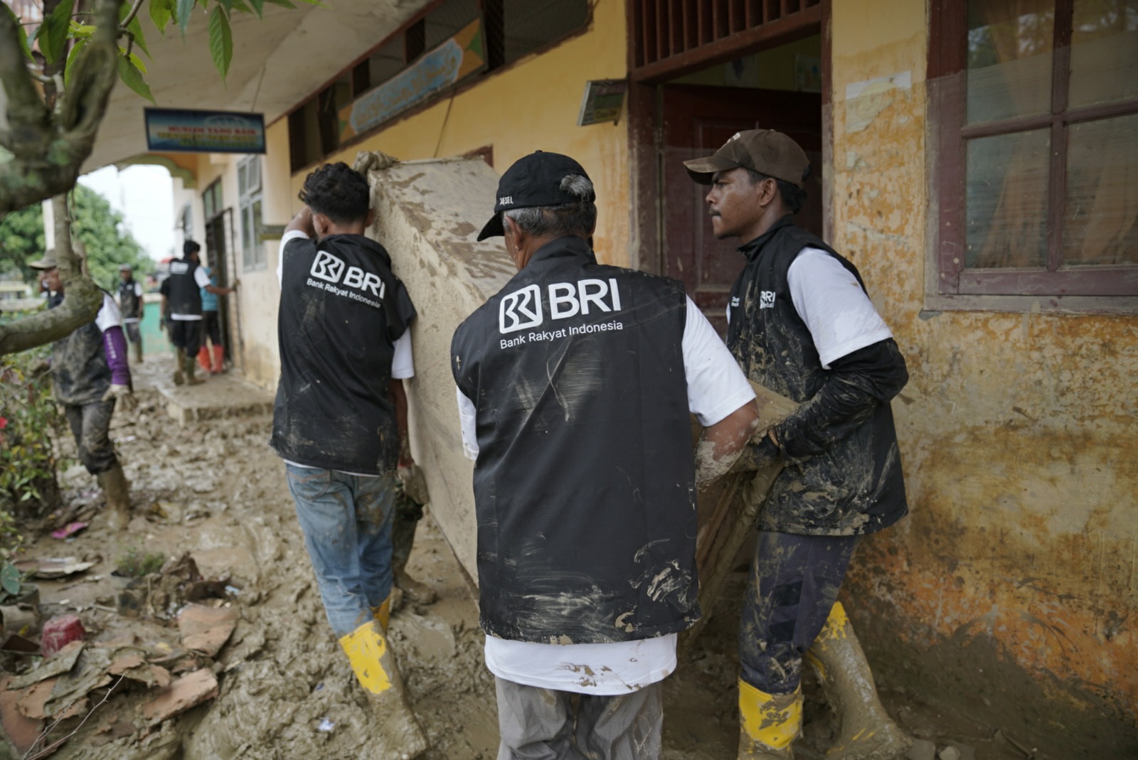 Dukung Pemulihan Pascabencana, Relawan BRI Peduli Terjun Langsung ...