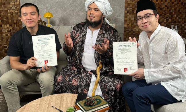 dr Richard Lee Mualaf, Proses Syahadat Didampingi Ustaz Felix Siauw dan ...