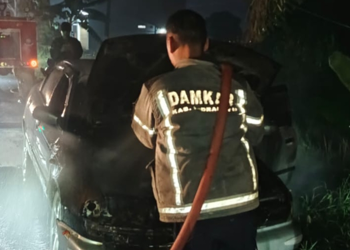 Diduga Akibat Korsleting Sikring, Mobil Sedan Alami Kebakaran di Jalan ...