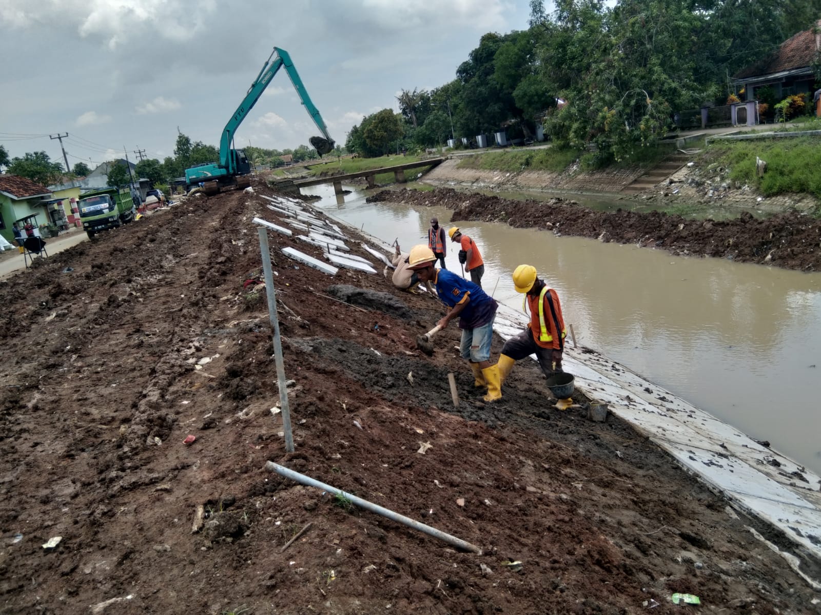 PT. Hutama Karya (Persero) Kerjakan Jaringan Irigasi Rentang